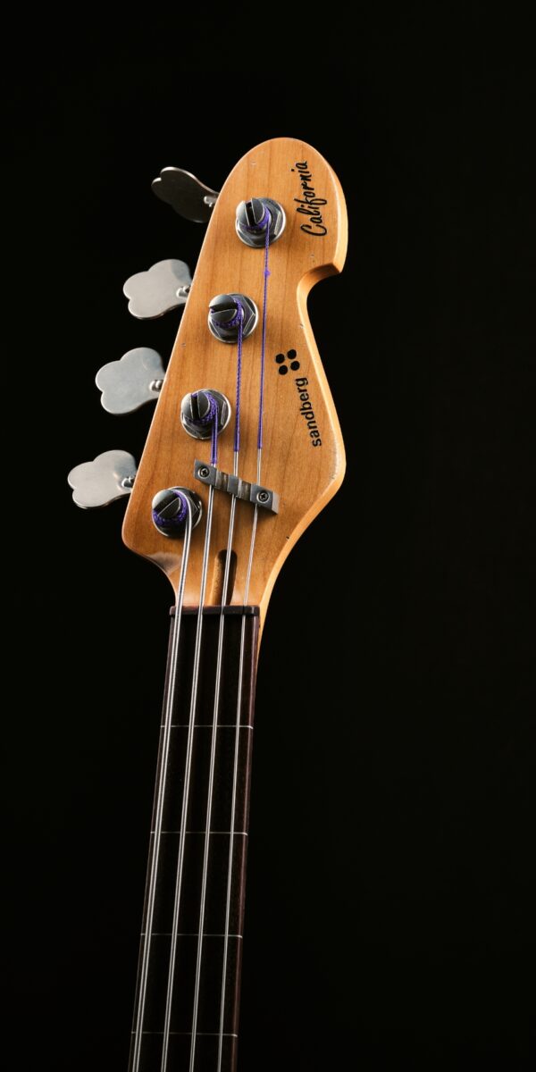 TM4 Fretless Creme Hardcore Aged