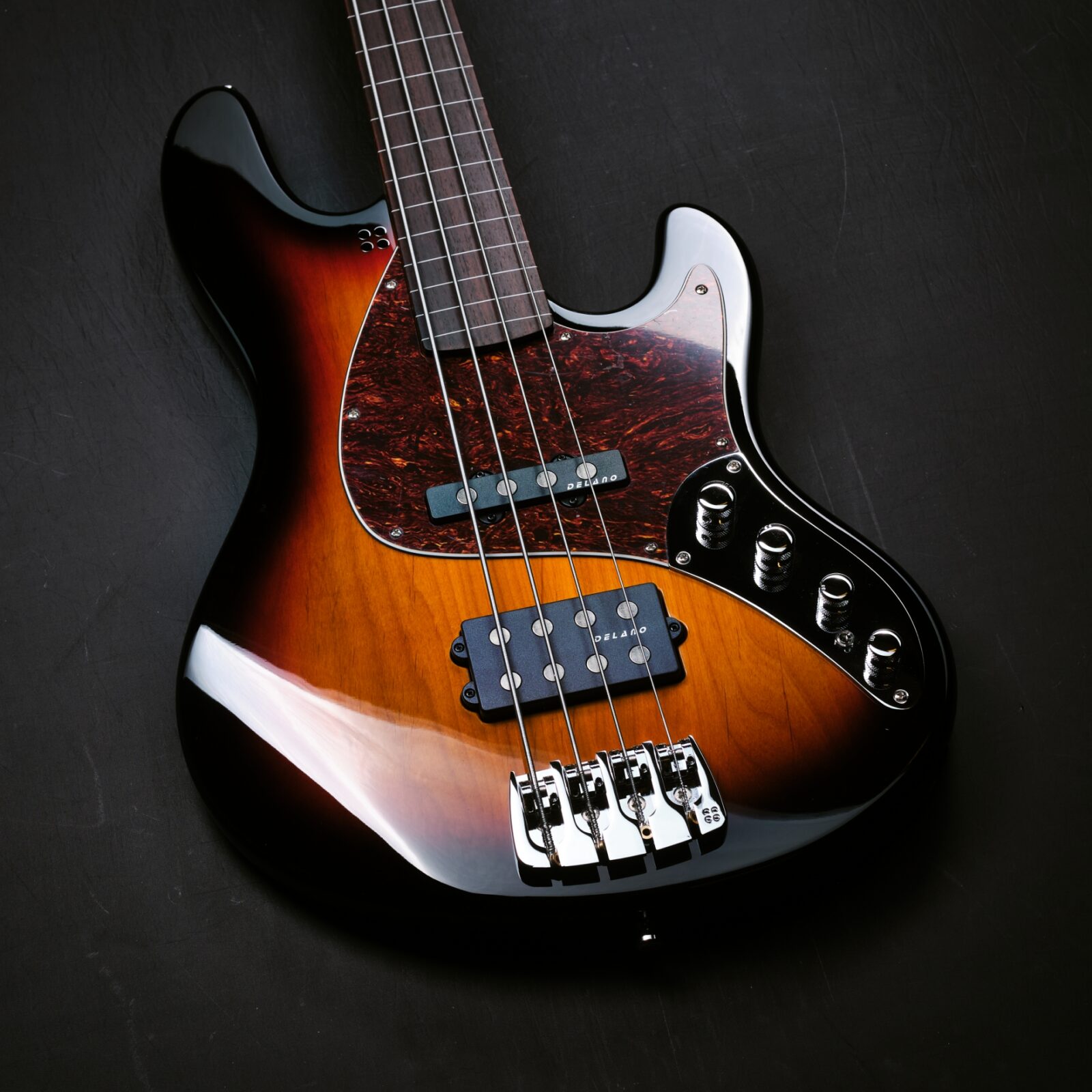 TM4 Fretless Creme Hardcore Aged