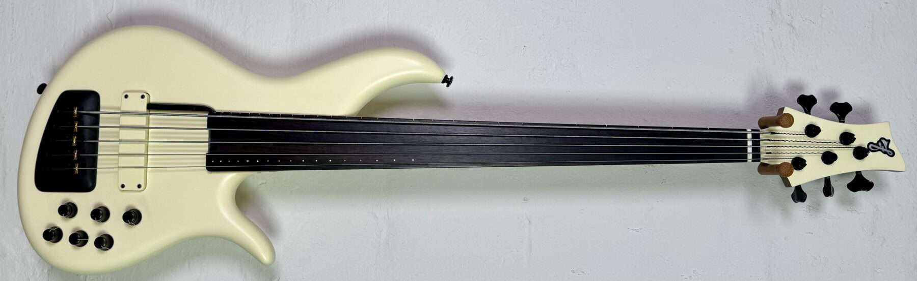 F Bass AC5 Olympic White | Bass Buddha