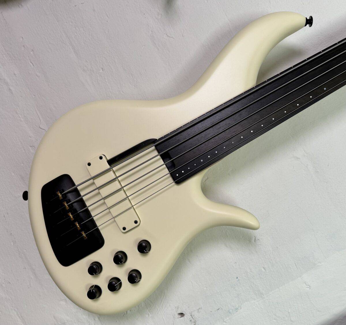 F Bass AC5 Olympic White | Bass Buddha